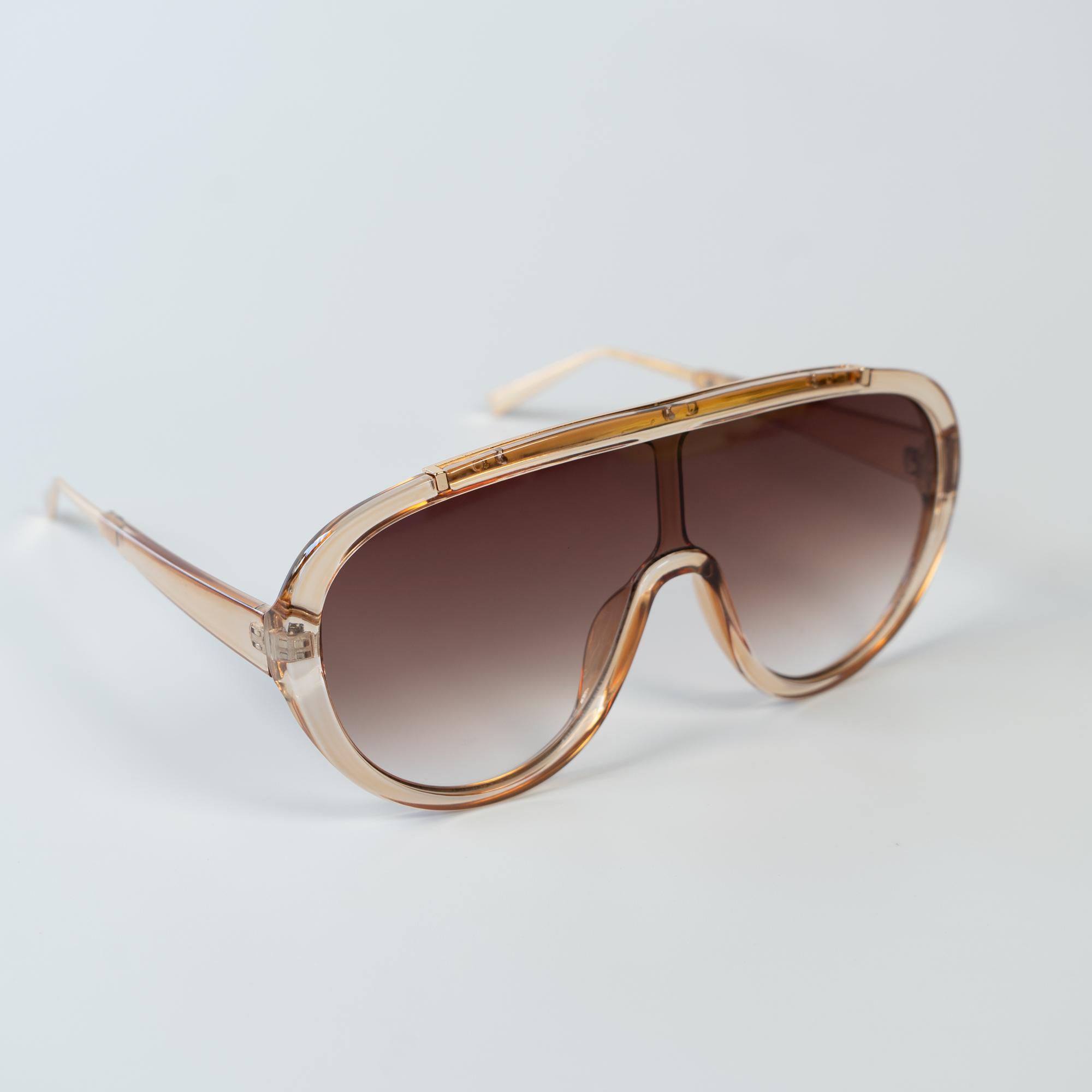 Store cool solbriller med guldfarvet detajler.